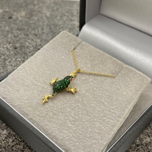 Frog Climbing 18k Yellow Gold Chain Necklace Covered With Natural ...