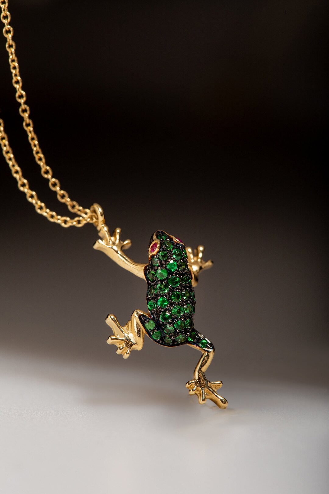 Frog Climbing 18k Yellow Gold Chain Necklace Covered With Natural ...