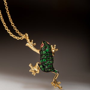 Frog Climbing 18k Yellow Gold Chain Necklace Covered With Natural ...