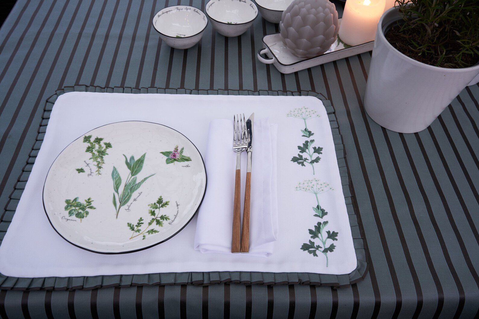 Set of 2/4/6 Fabric placemats White placemats Embroidered | Etsy