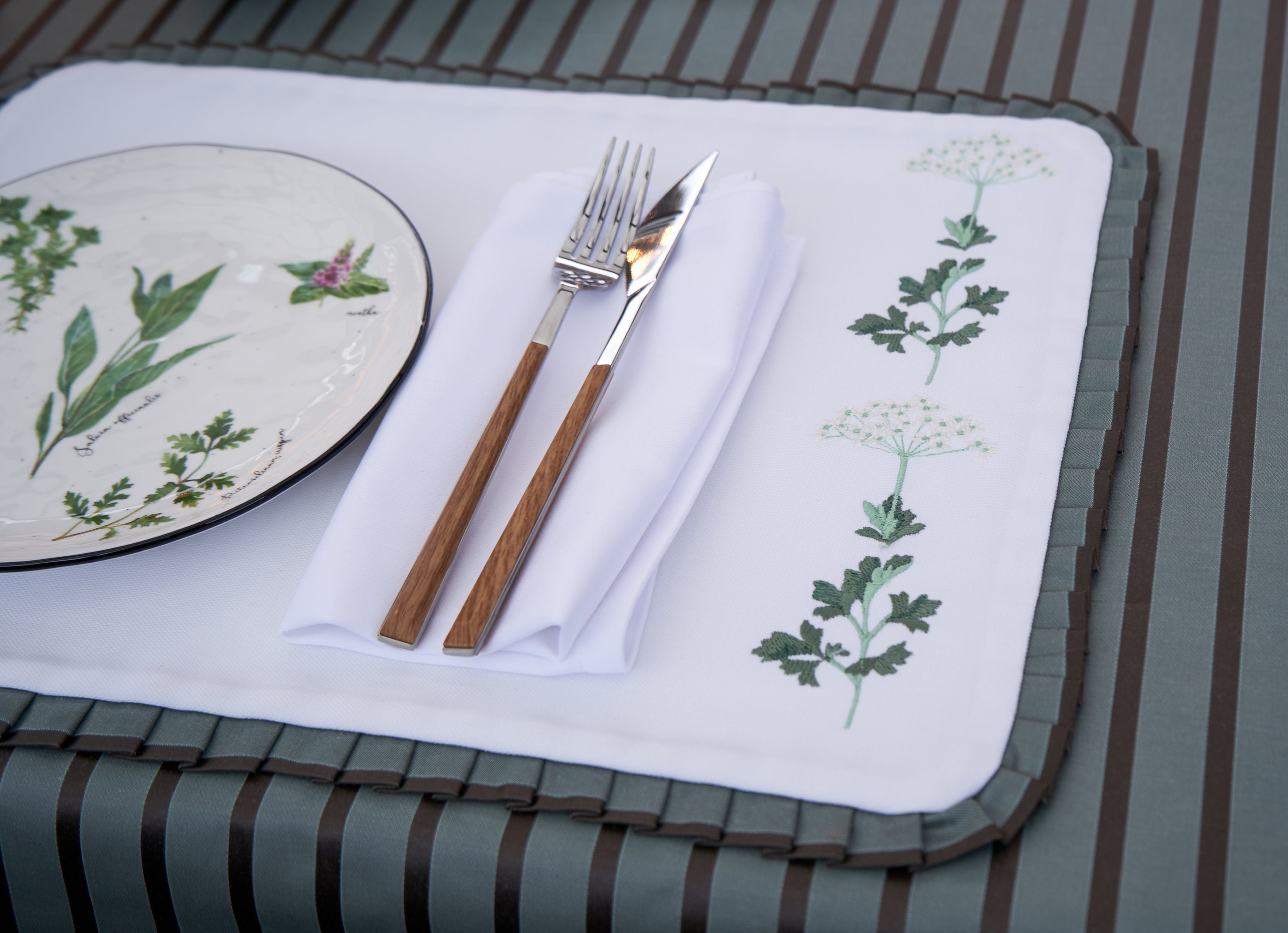 Set of 2/4/6 Fabric placemats White placemats Embroidered | Etsy