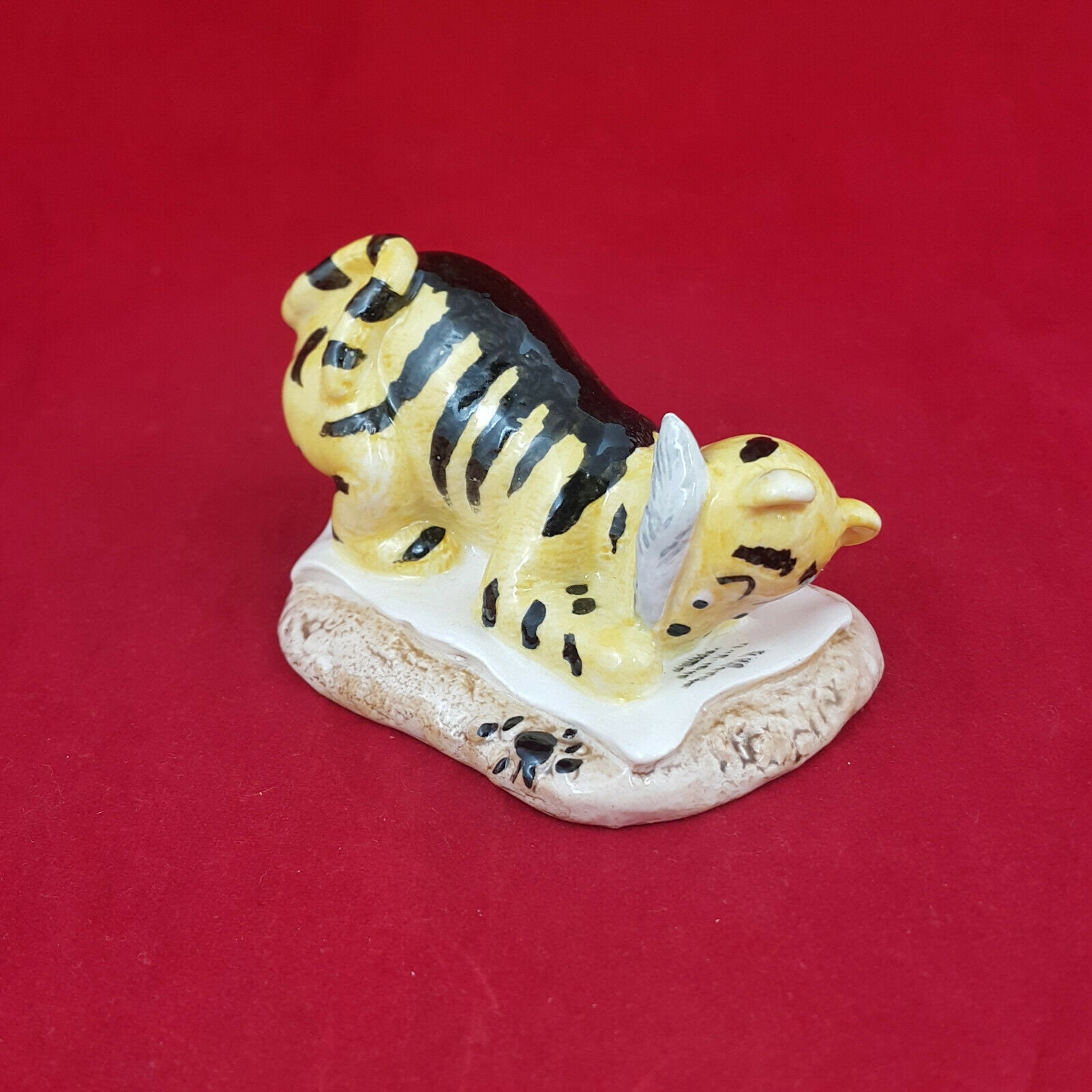 Royal Doultoun Storybook Tigger Signs the Rissolution WP6 - Etsy UK