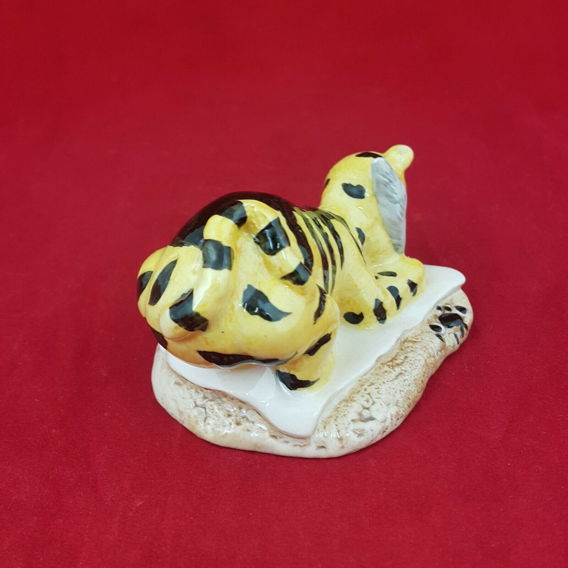 Royal Doultoun Storybook Tigger Signs the Rissolution WP6 - Etsy UK