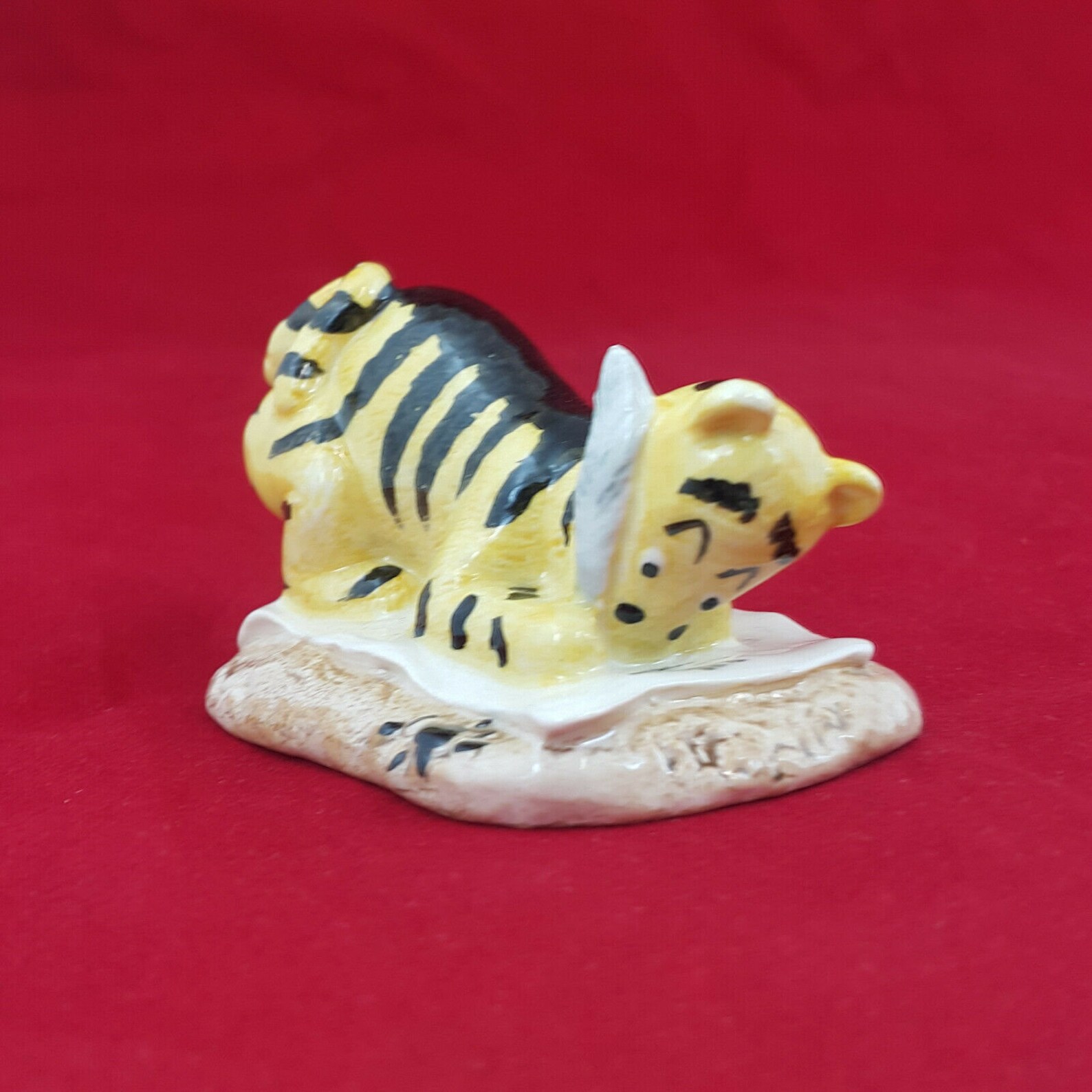 Royal Doultoun Storybook Tigger Signs the Rissolution WP6 - Etsy UK