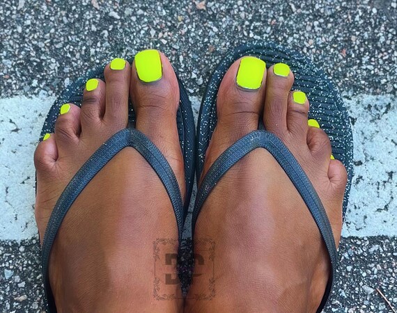 Neon Green Toenails