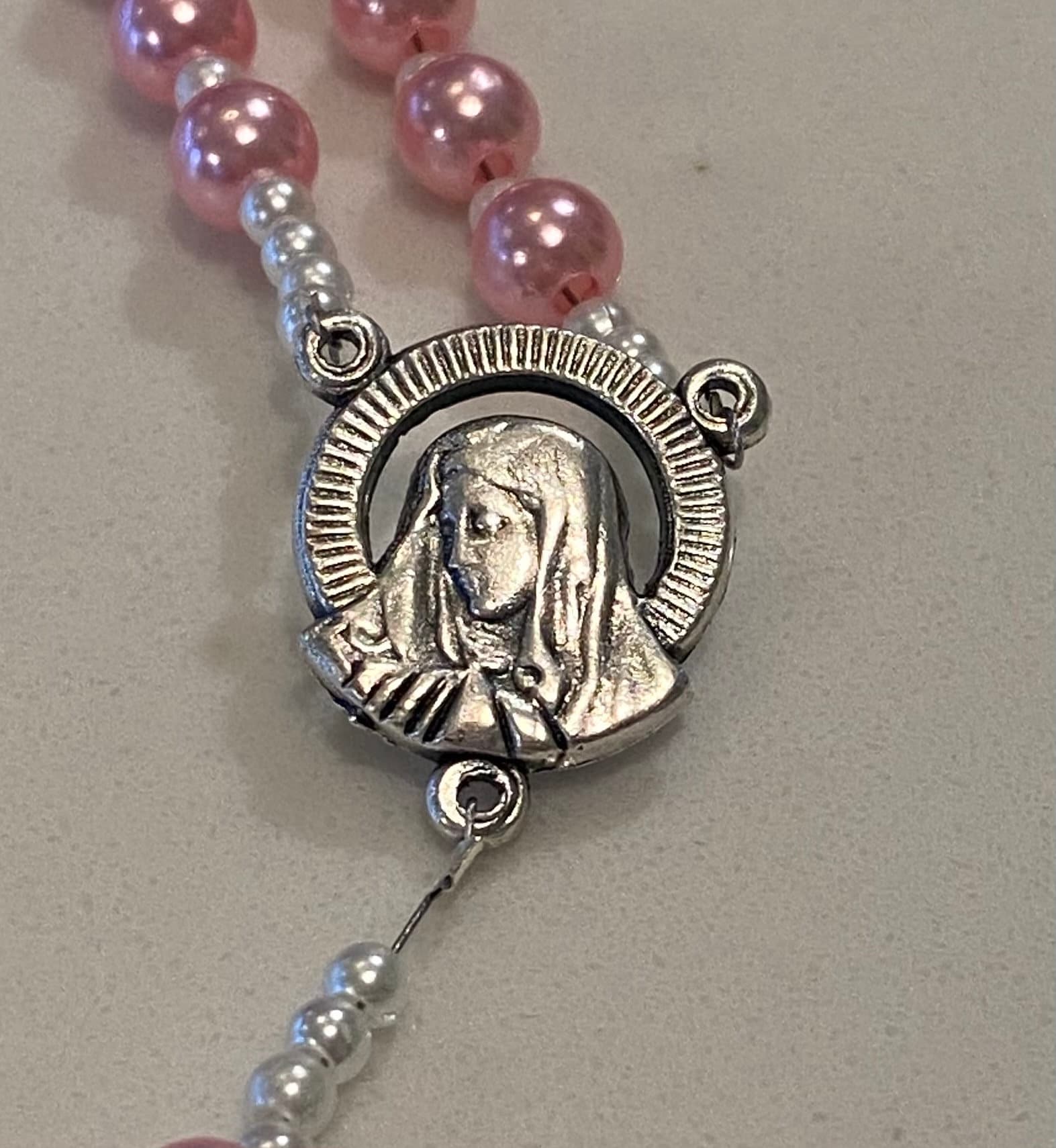 Rosario hecho a mano de color rosa claro | Etsy