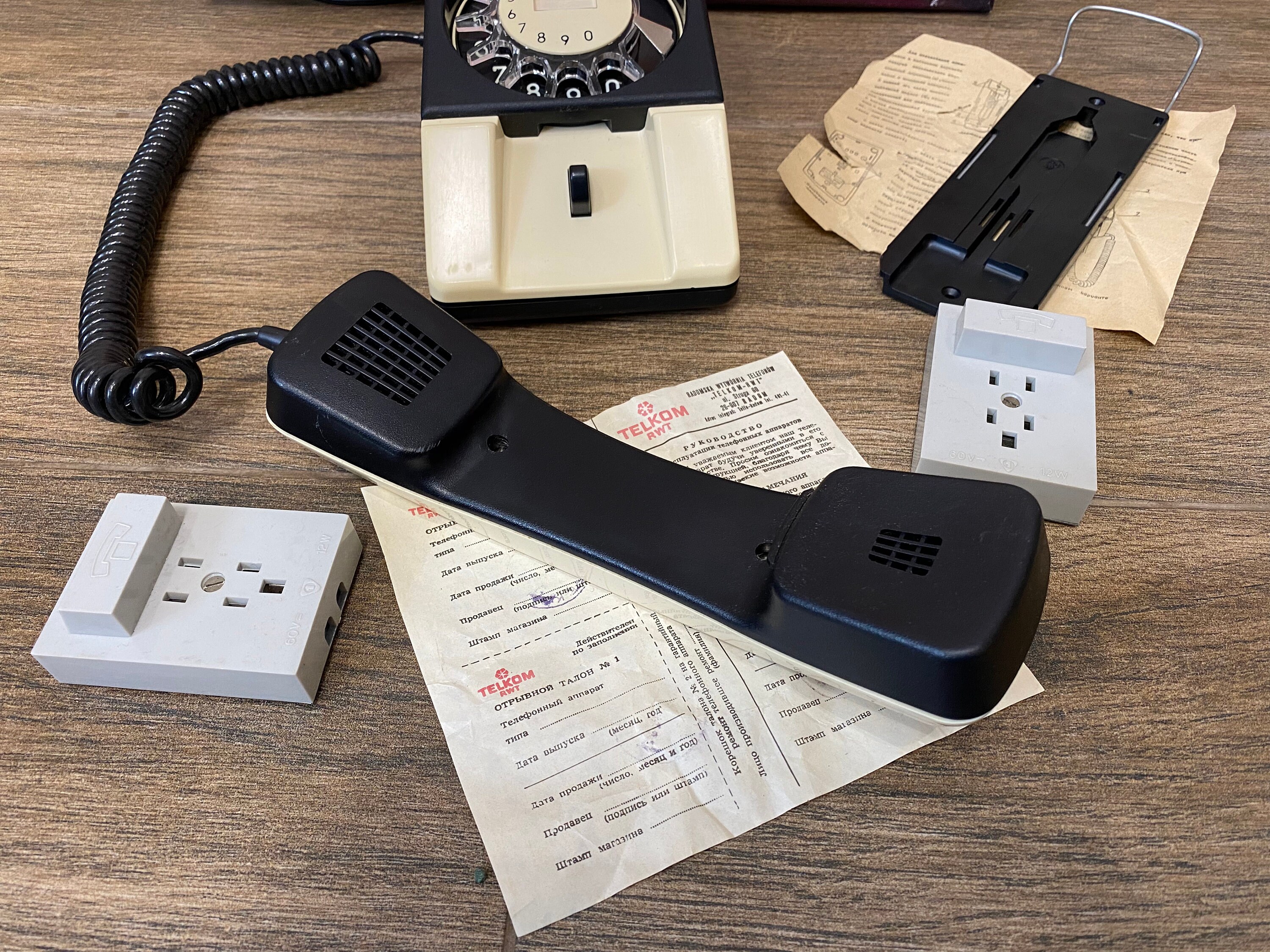 Neues Vintage weißes Telefon der 1980er Jahre, Wandtelefon, altes ...