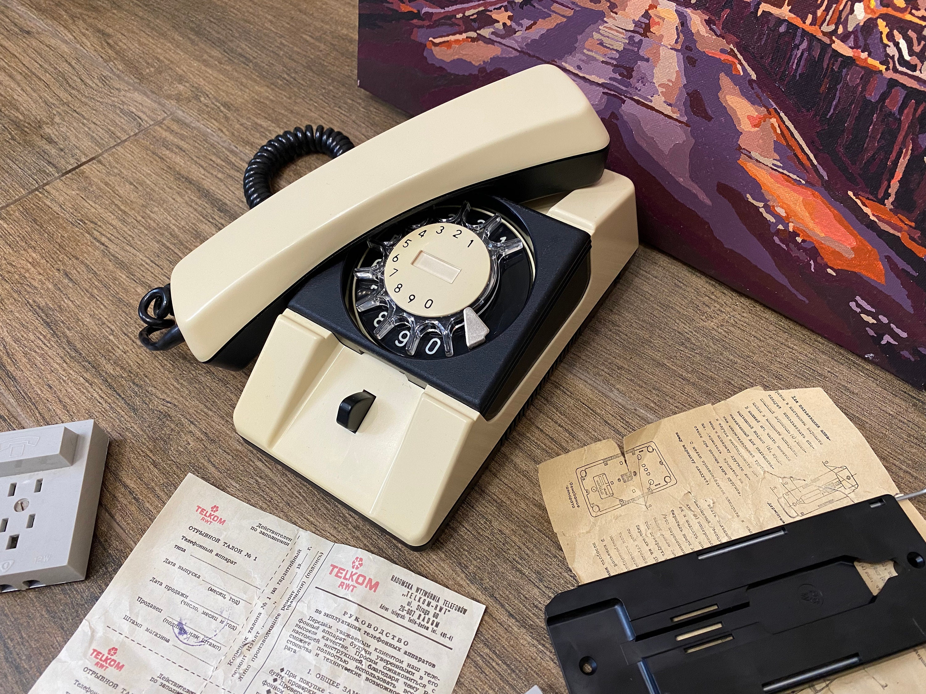 Neues Vintage weißes Telefon der 1980er Jahre, Wandtelefon, altes ...