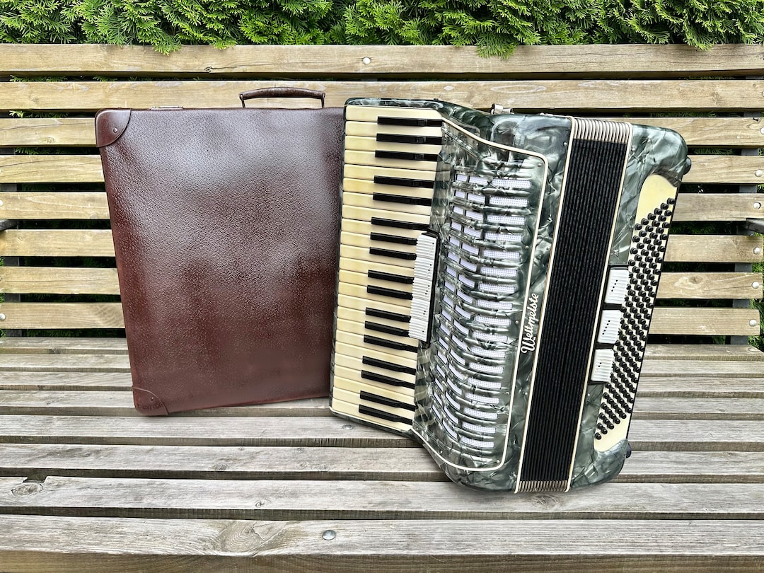Like New Weltmeister Accordion, 4/4 Accordion, 120 Bass, 41 Key, 3 ...