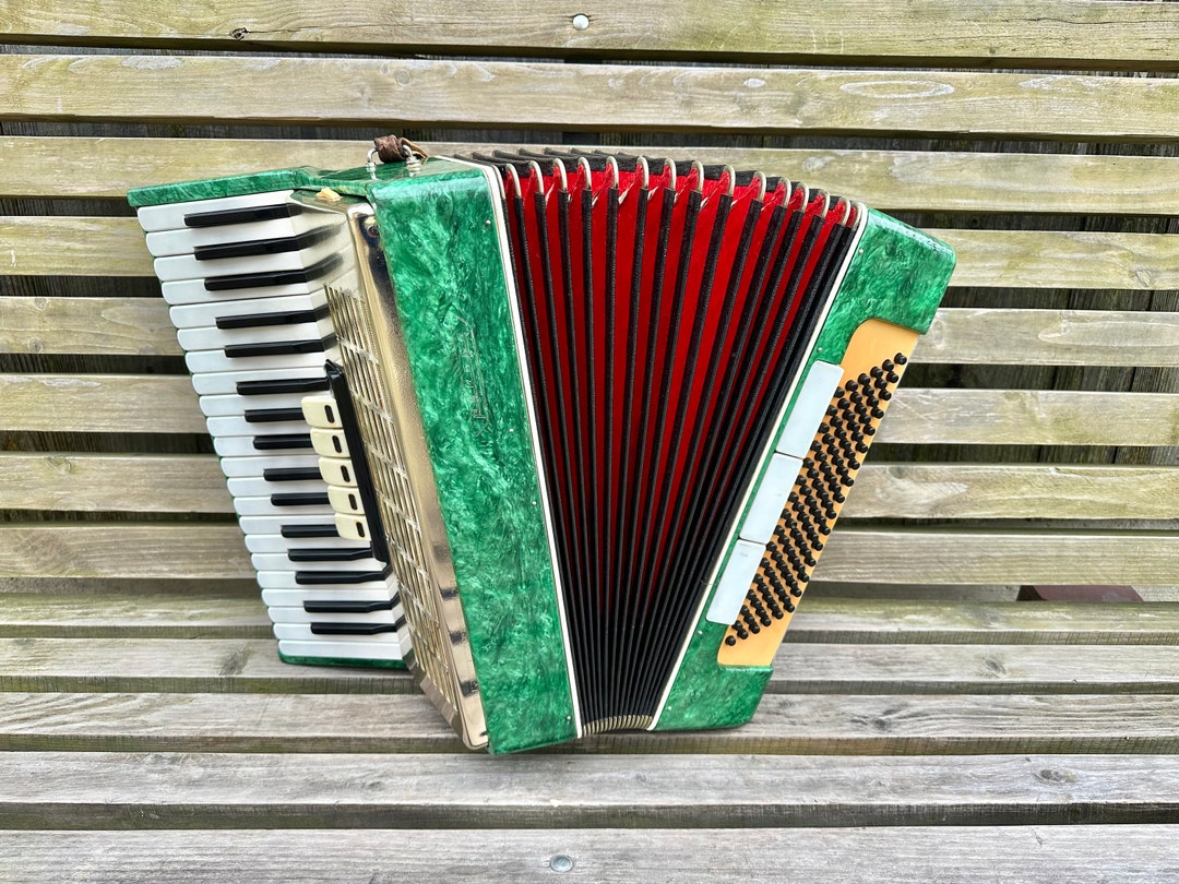 Rare Working Accord Accordion, 37 Keys, 96 Bass, 3 Voice, 53 Registers ...