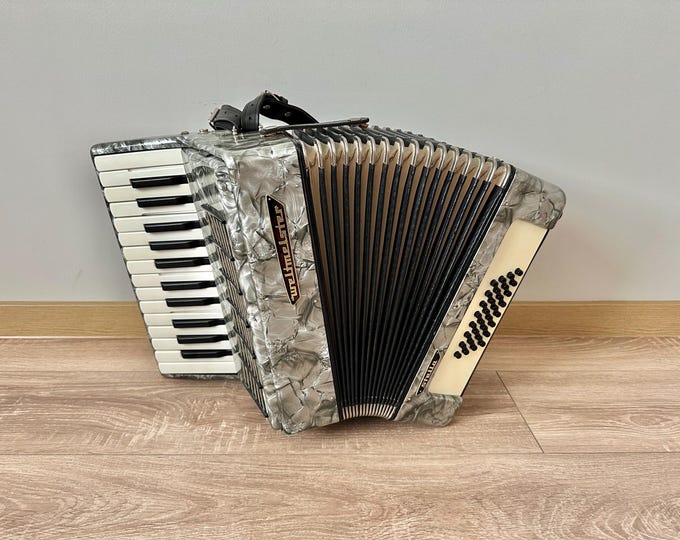 Small Weltmeister Accordion, 1/2 Accordion, 32 Bass, 26 Keys, 2 Voices ...