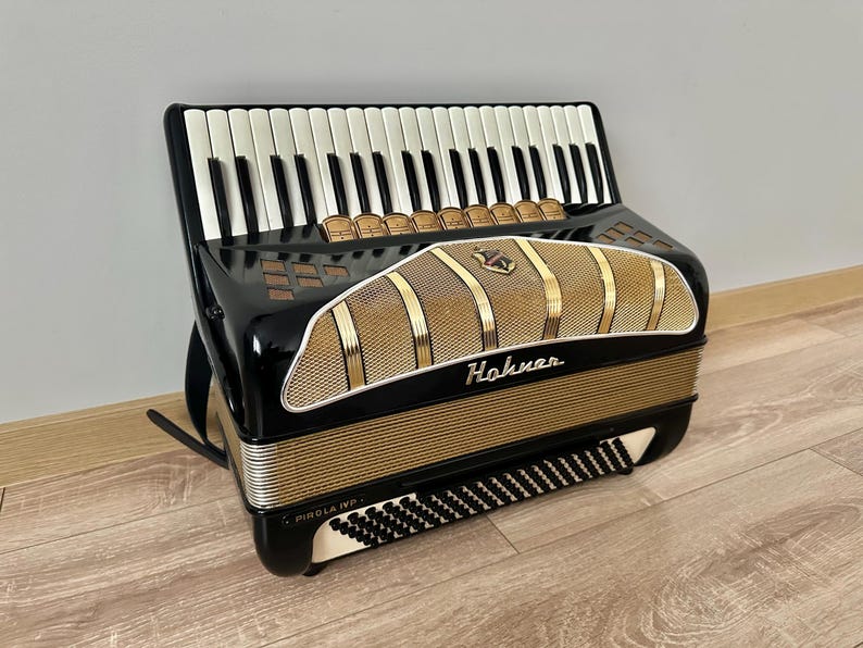 Akkordeon Hohner Pirola IVP , 120 Bässe, 41 Tasten, 9 + 3 Register, 4 ...