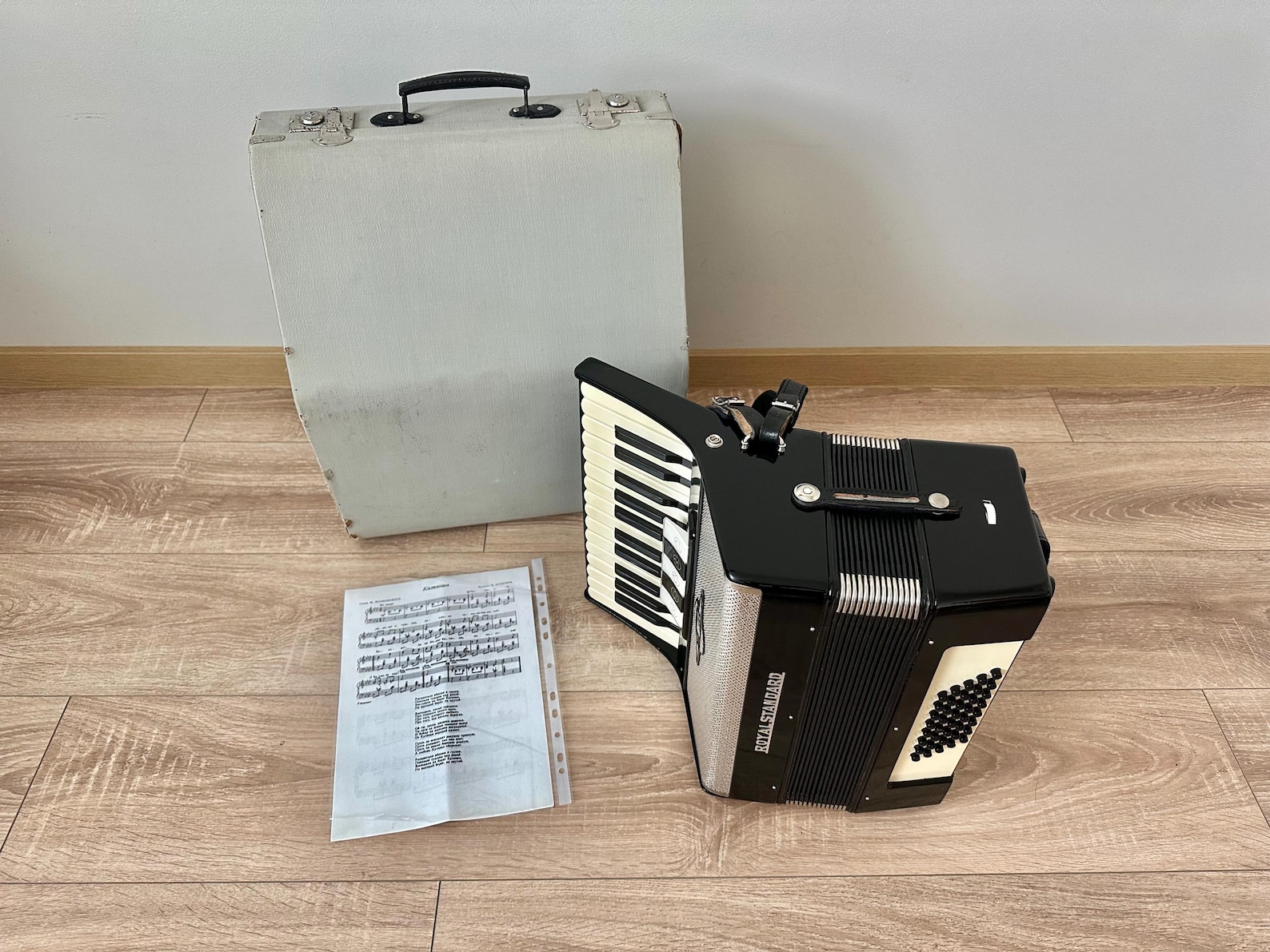 Like New Royal Standard Accordion, Small Accordion, 2/4 Accordion, 40 ...