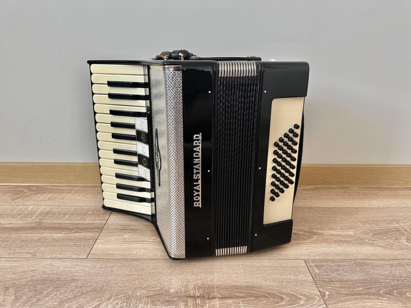 Like New Royal Standard Accordion, Small Accordion, 2/4 Accordion, 40 ...