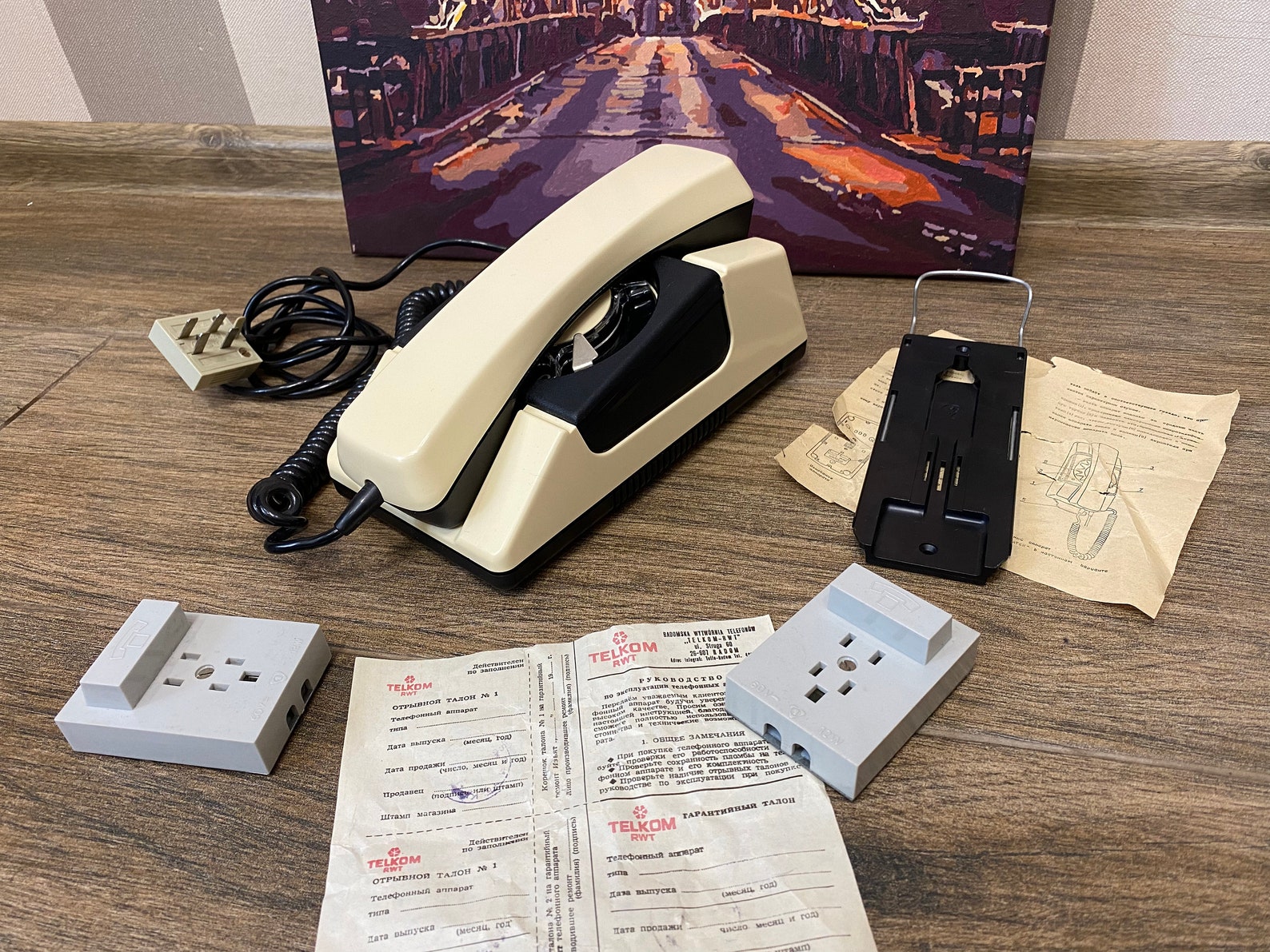 Neues Vintage weißes Telefon der 1980er Jahre, Wandtelefon, altes ...