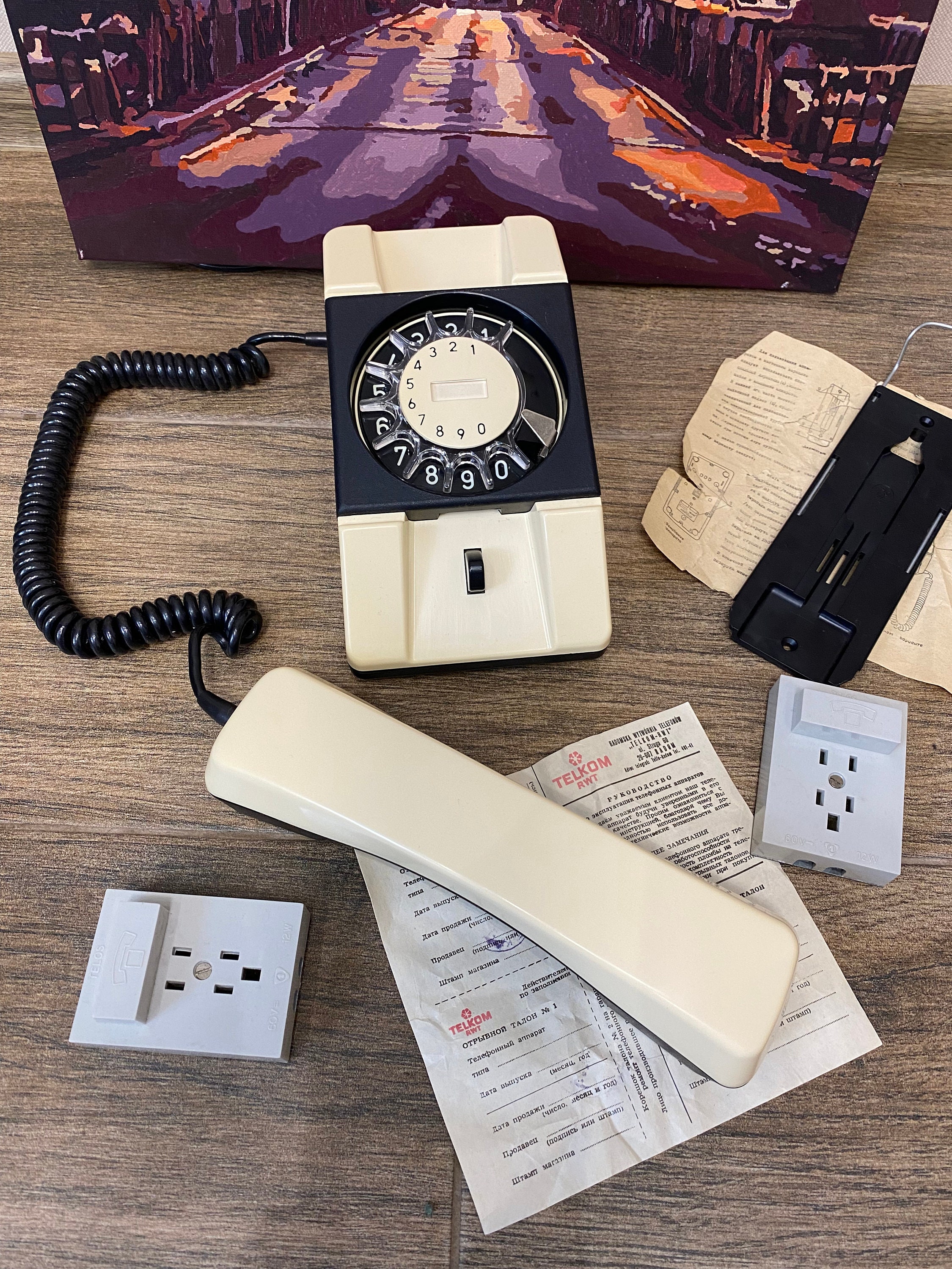 Neues Vintage weißes Telefon der 1980er Jahre, Wandtelefon, altes ...