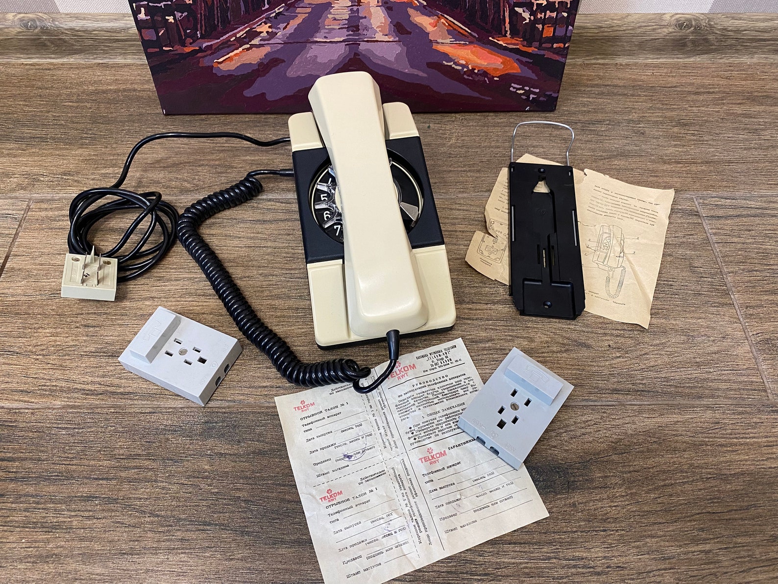Neues Vintage weißes Telefon der 1980er Jahre, Wandtelefon, altes ...