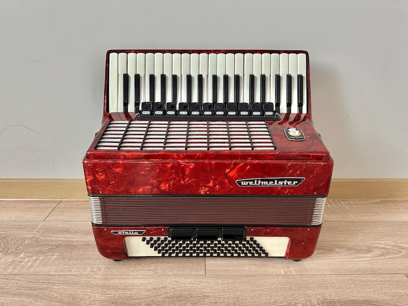 Weltmeister Accordion, 7/8 Accordion, 96 Bass, 37 Keys, 4 Voice, 11+3 ...