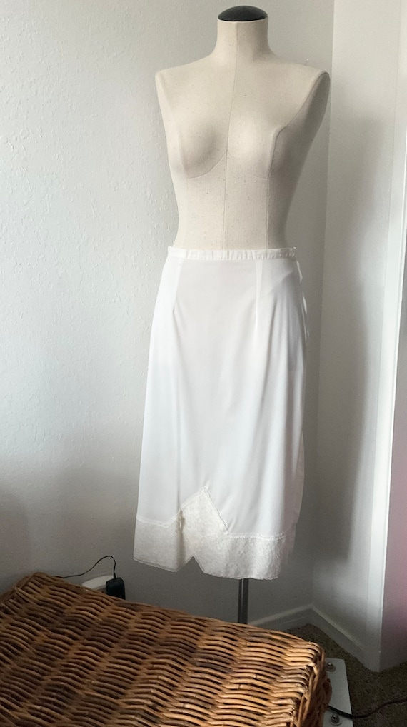 Vintage 1960s white half - Gem