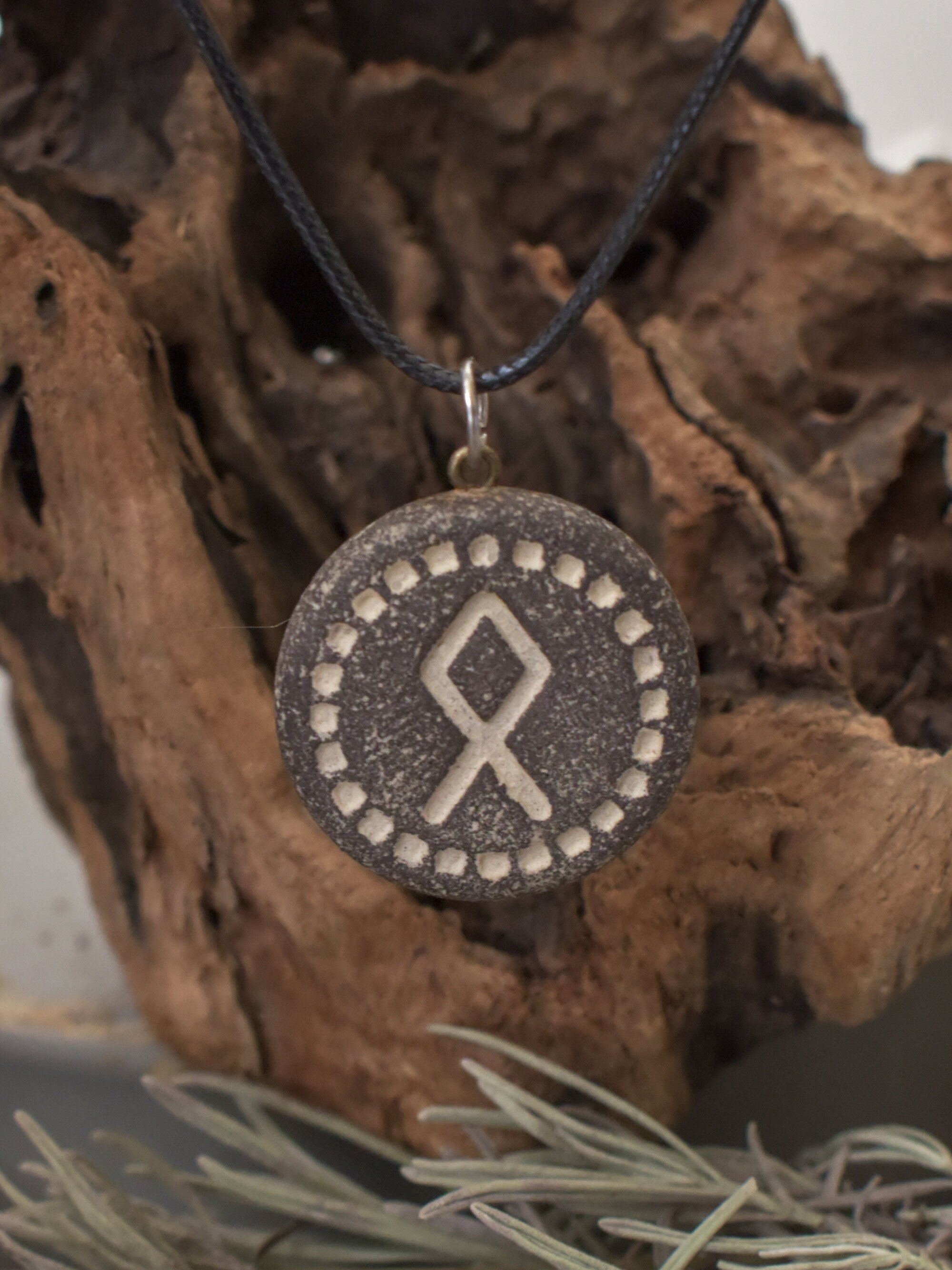 ELEVA TU ESTILO con el collar de protección de runas de Othala Un ...