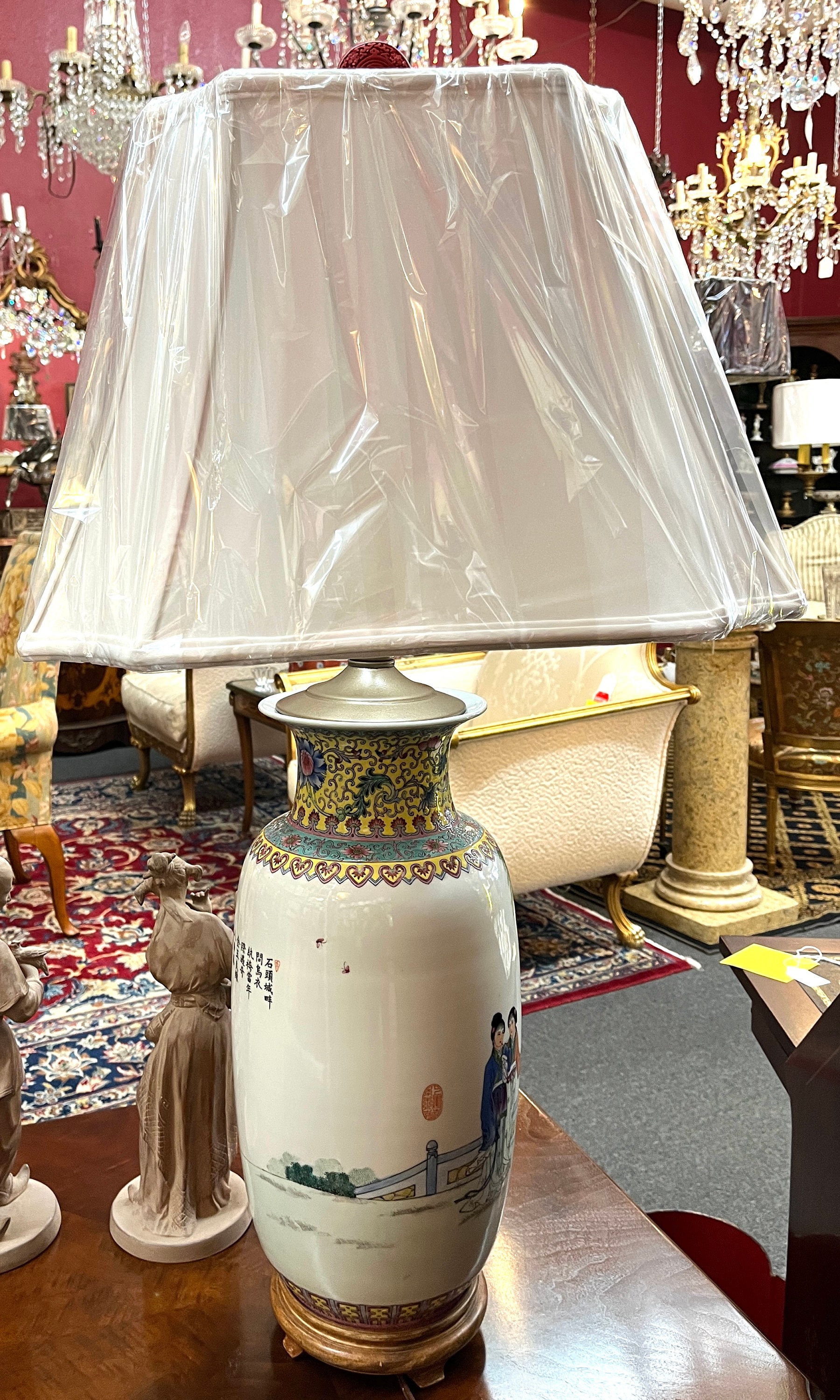 Classic Large Vintage Asian Decorated Porcelain Lamp Classic Large Vintage Asian Decorated Porcelain Lamp