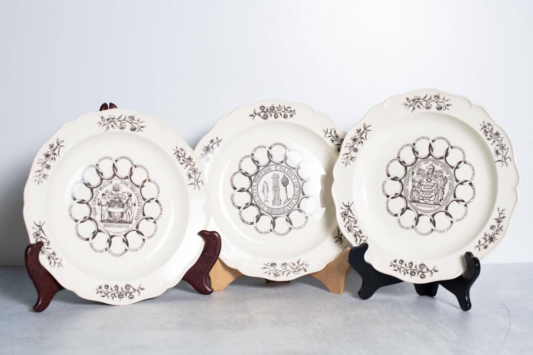 Set of 13 Ceramic Wedgewood Plates of the First 13 Colonies of the USA ...