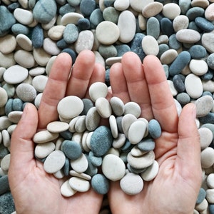 Smooth Rounded Flat Pebbles Beach Stones for Crafts Stackable Beach ...