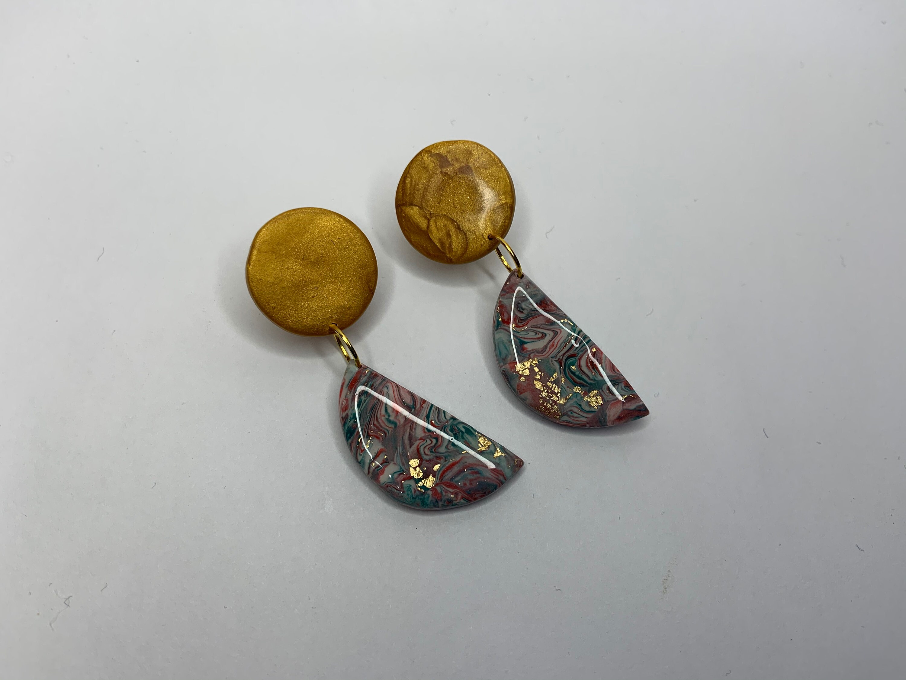 CALLIOPE leaf drop polymer clay earrings in red green and - Etsy.de