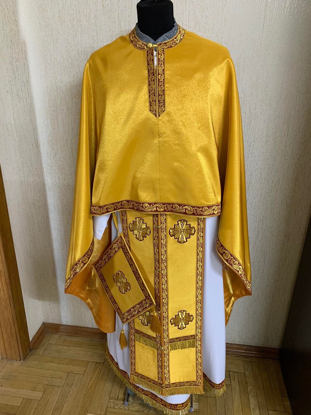 Vestimenta de oro griega con cubiertas de cáliz y aire, icono de ...