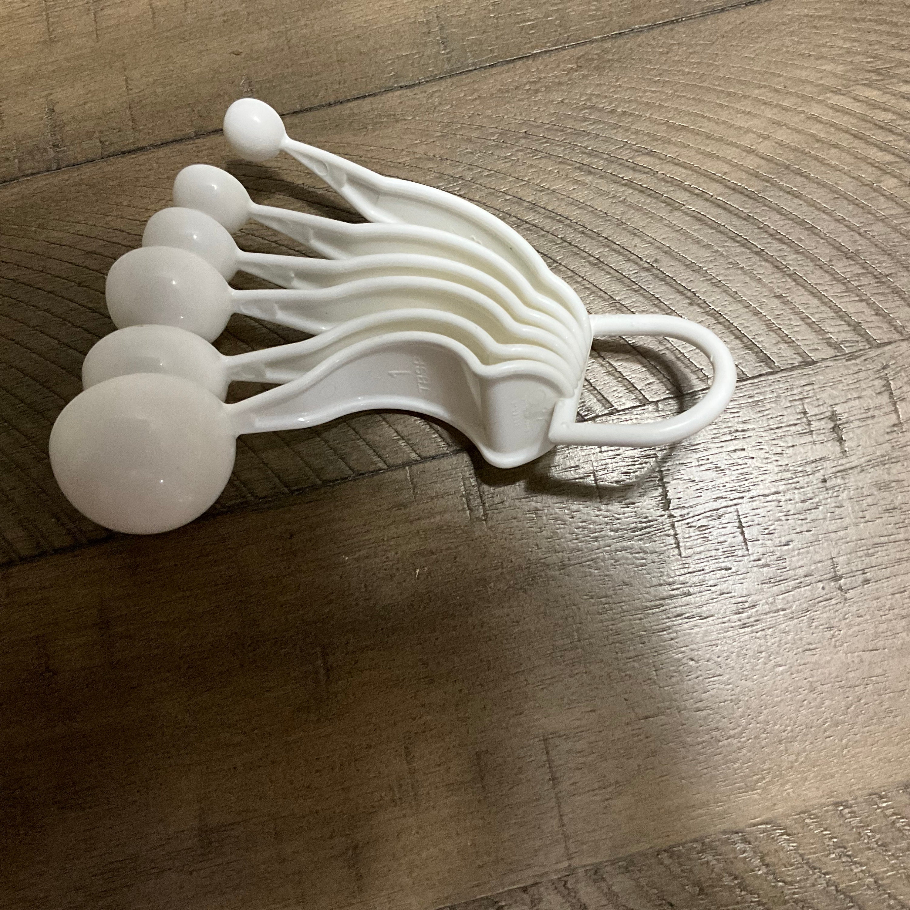 Tupperware White Measuring Spoon Set of 7 Curved Ergonomic Measurement ...