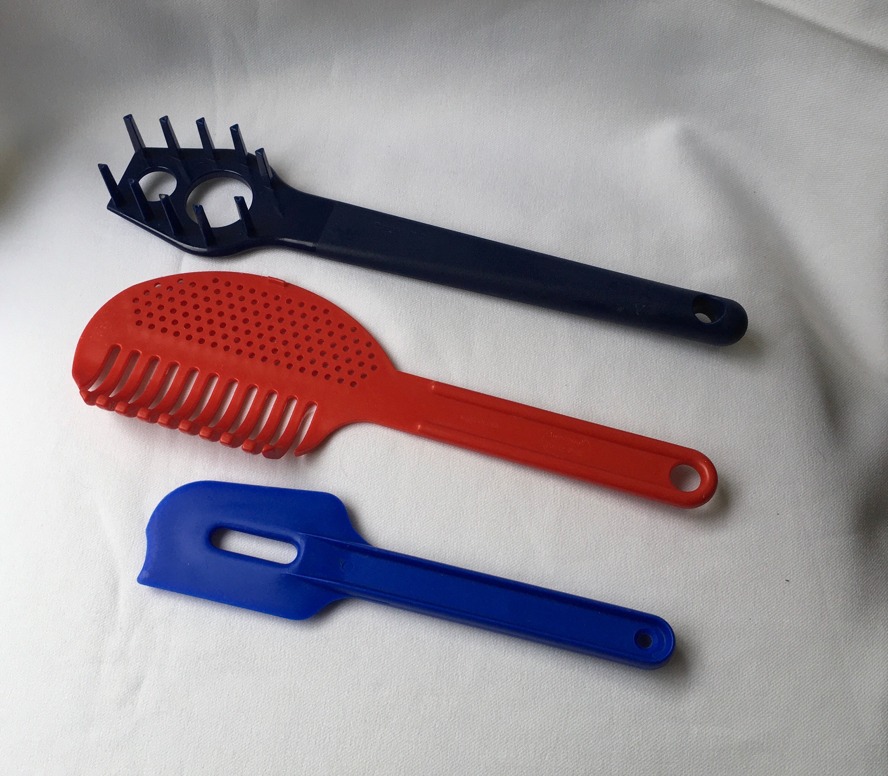 Tupperware Kitchen Utensil Red Blue White Speckled Fireworks Pasta ...