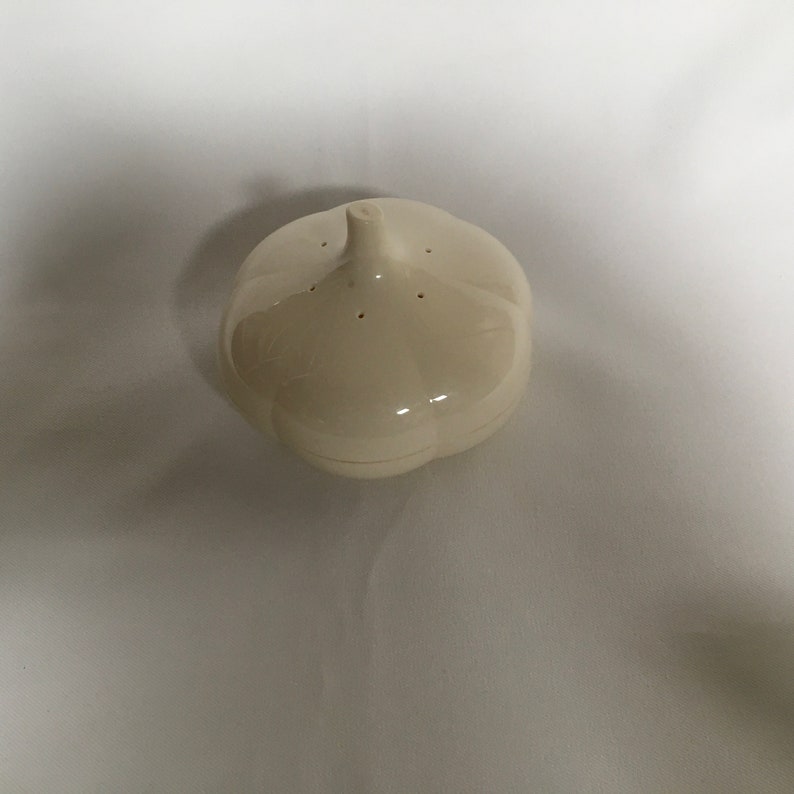 Tupperware Garlic Keeper Onion Keeper Tomato Keeper Locks in Freshness ...