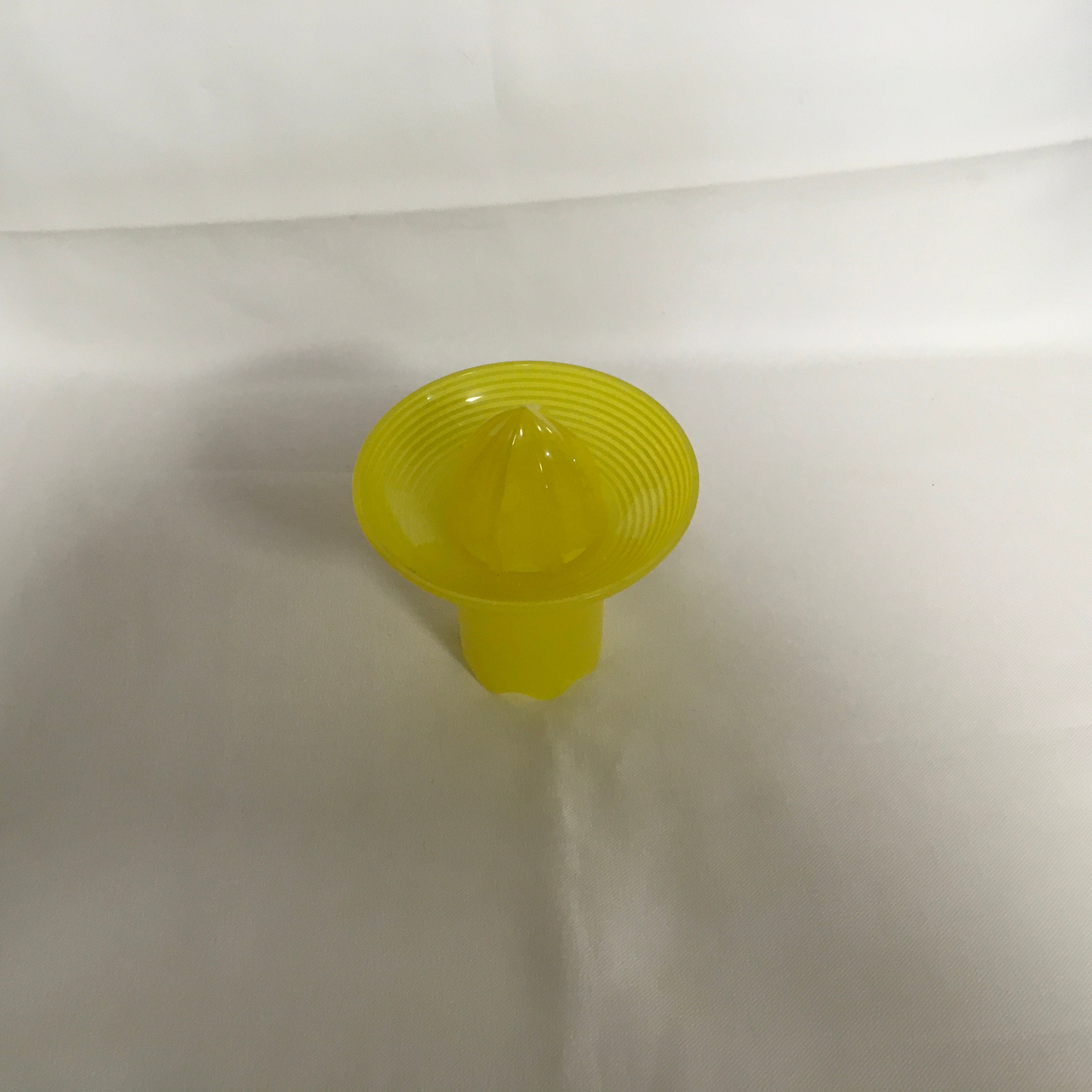 Tupperware Citrus Juicer Press Reamer Fits Most Tupperware Tumblers ...
