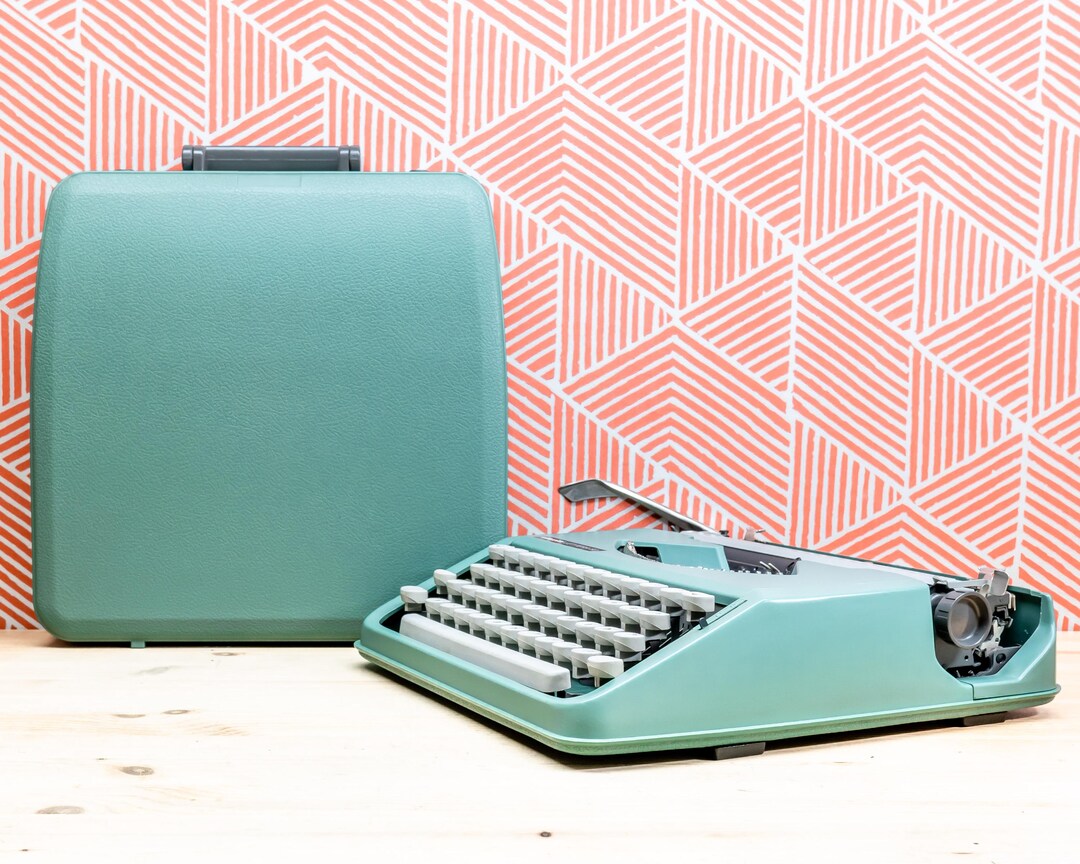 Rare OLIVETTI LETTERA 82 1980s Manual Portable Fully Working Typewriter ...