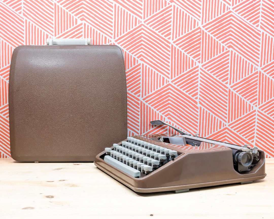 Rare OLIVETTI LETTERA 82 1980s Manual Portable Fully Working Brown ...