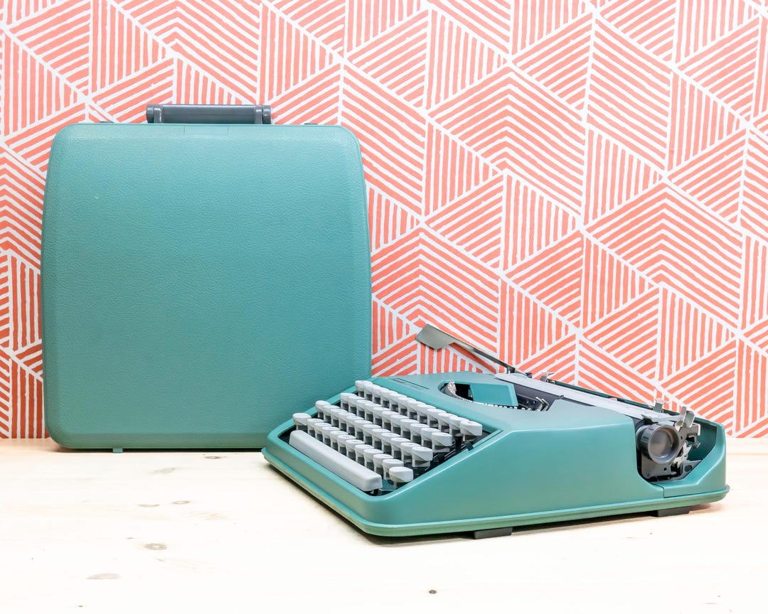 Rare OLIVETTI LETTERA 82 1980s Manual Portable Fully Working Typewriter ...