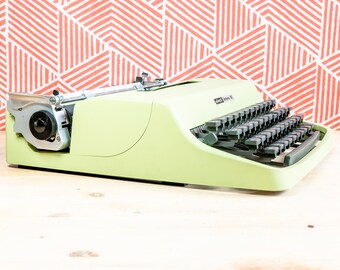 OLIVETTI LETTERA 32 1972 Made in Italy Green Manual Portable Perfect ...