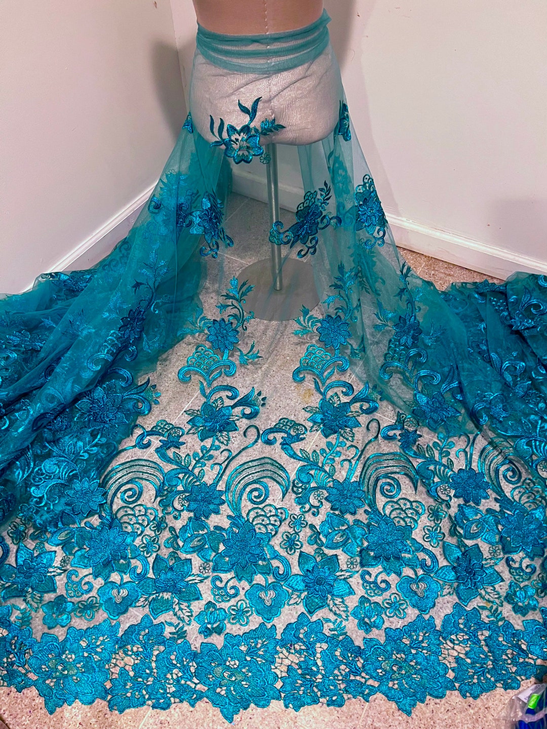 Türkisfarbener Rand bestickter Spitzen-Netzstoff 130 cm Breite, lose ...