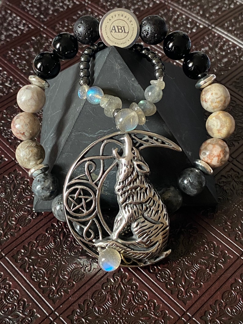 The Howling Wolf Moon. Men's Hand Crown Natural Stone - Etsy España