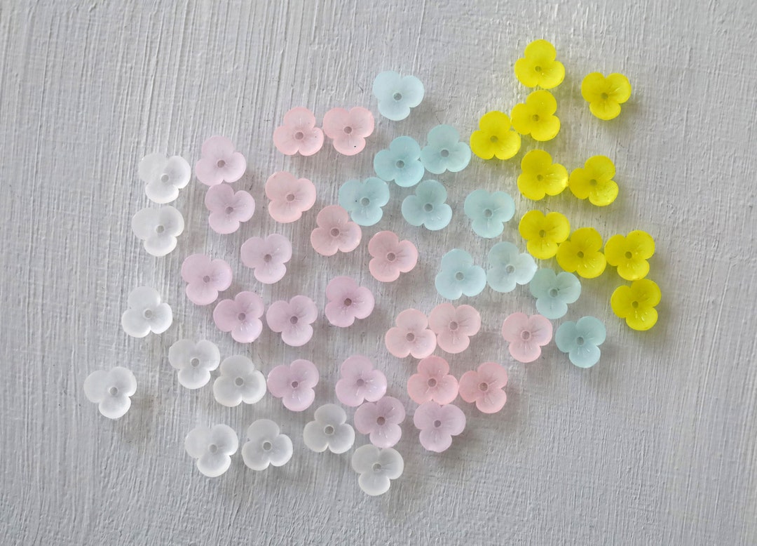 50 PCS 10mm Flower Beads. Frosted Acrylic Flower Beads. 3 Petal Plastic ...