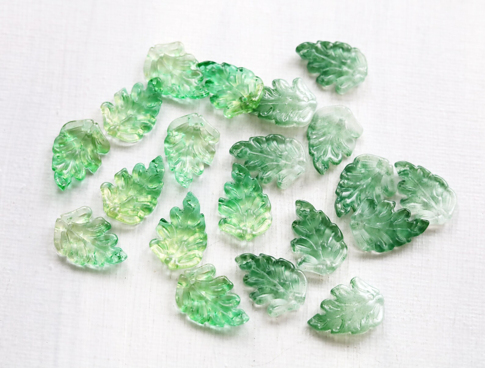 20 PCS 22mm Leaf Beads. Gold Green Moss Green Glass Leaf Beads. Curved ...