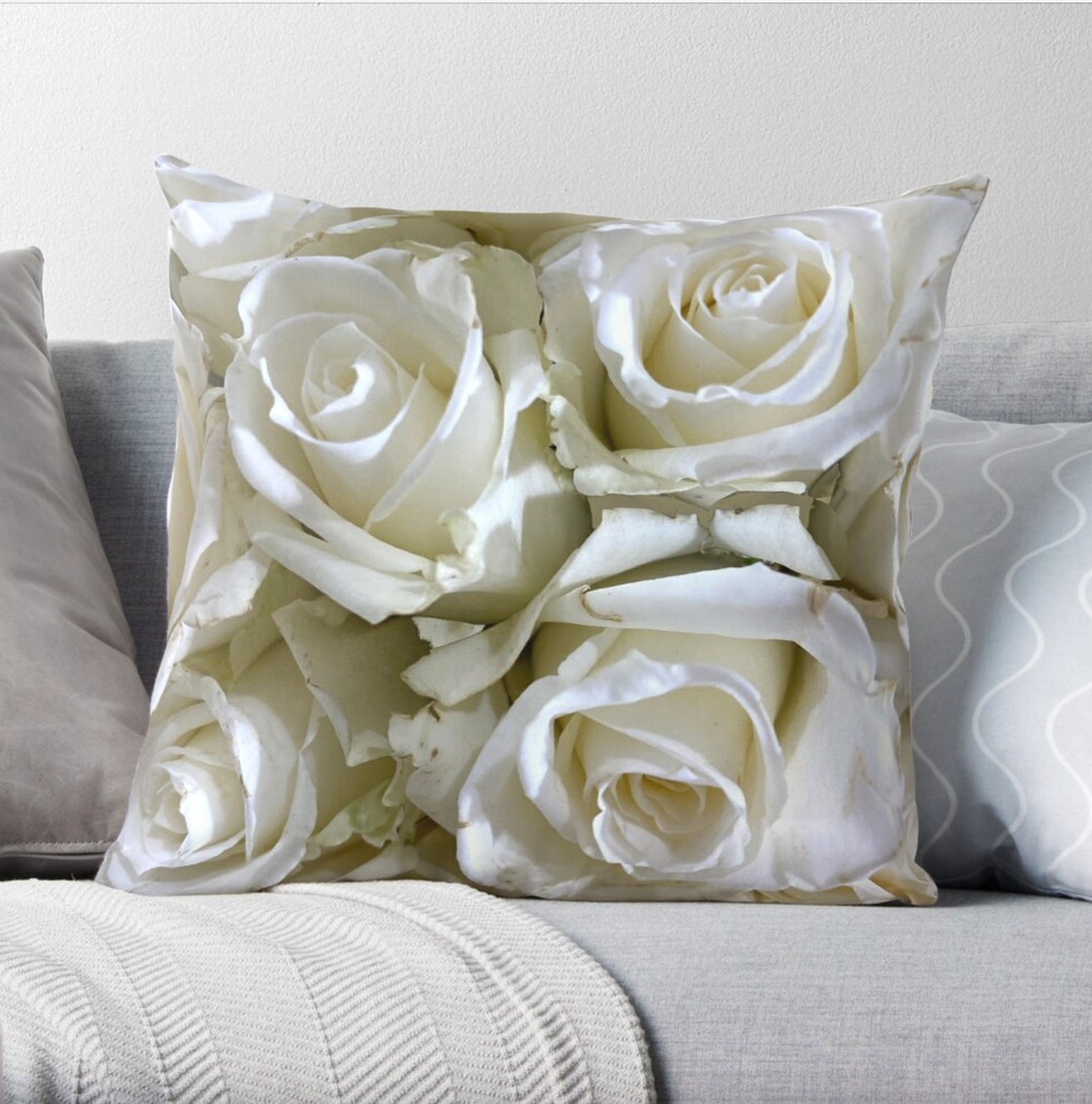 Cuscino con rose bianche. Bellissimo cuscino con rose bianche. Cuscino ...