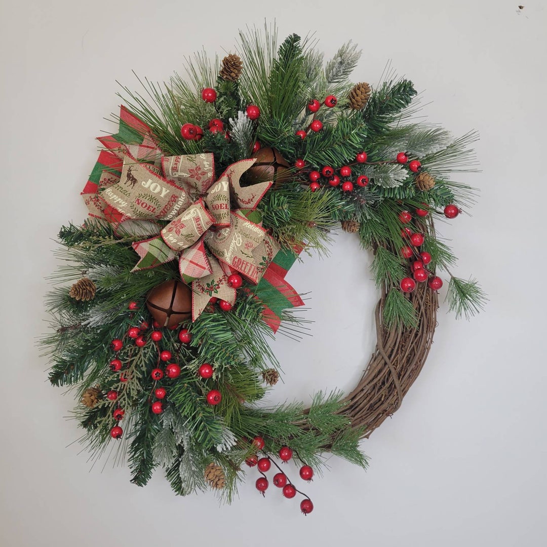 Traditional Christmas Wreath, Bells and Berries, Grapevine Winter ...