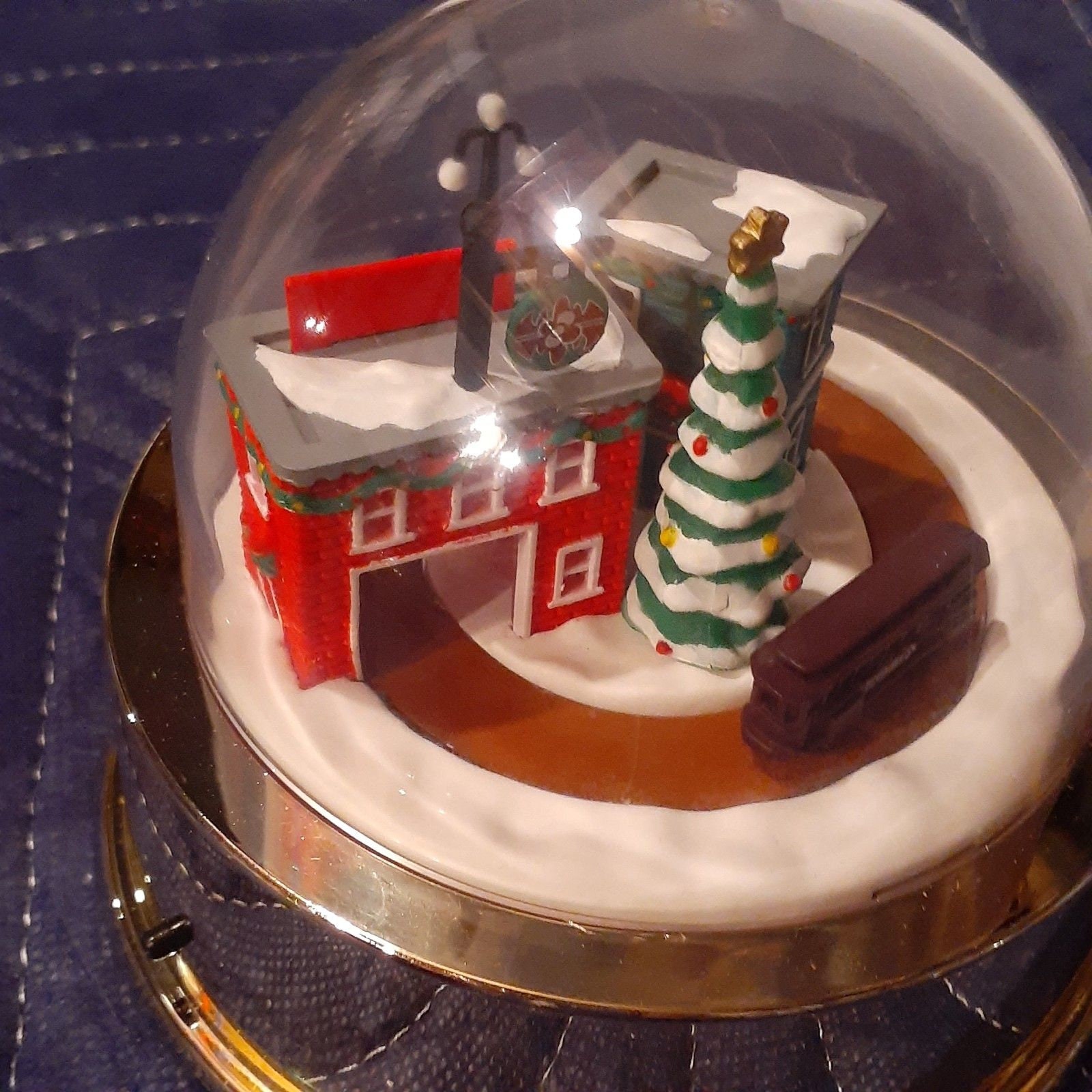 Hershey's Holiday Village Vintage Crossroads Collectibles Vintage 1996 ...
