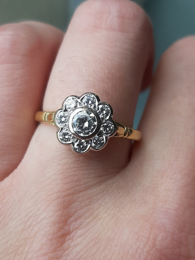 A Vintage 18ct Gold Diamond Daisy Cluster Ring - Etsy