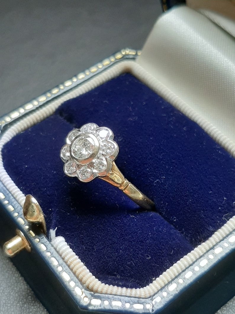 A Vintage 18ct Gold Diamond Daisy Cluster Ring - Etsy