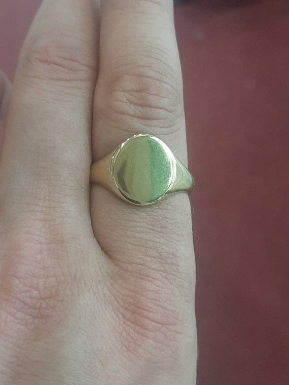 A vintage 9ct gold solid signet ring - Gem
