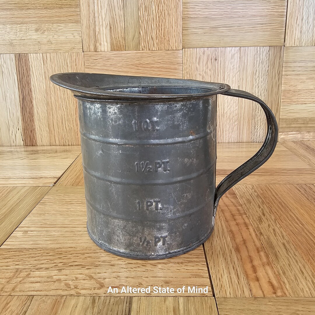 Vintage 1 Quart Measuring Cup With Handle, Old Metal Liquid Measuring ...
