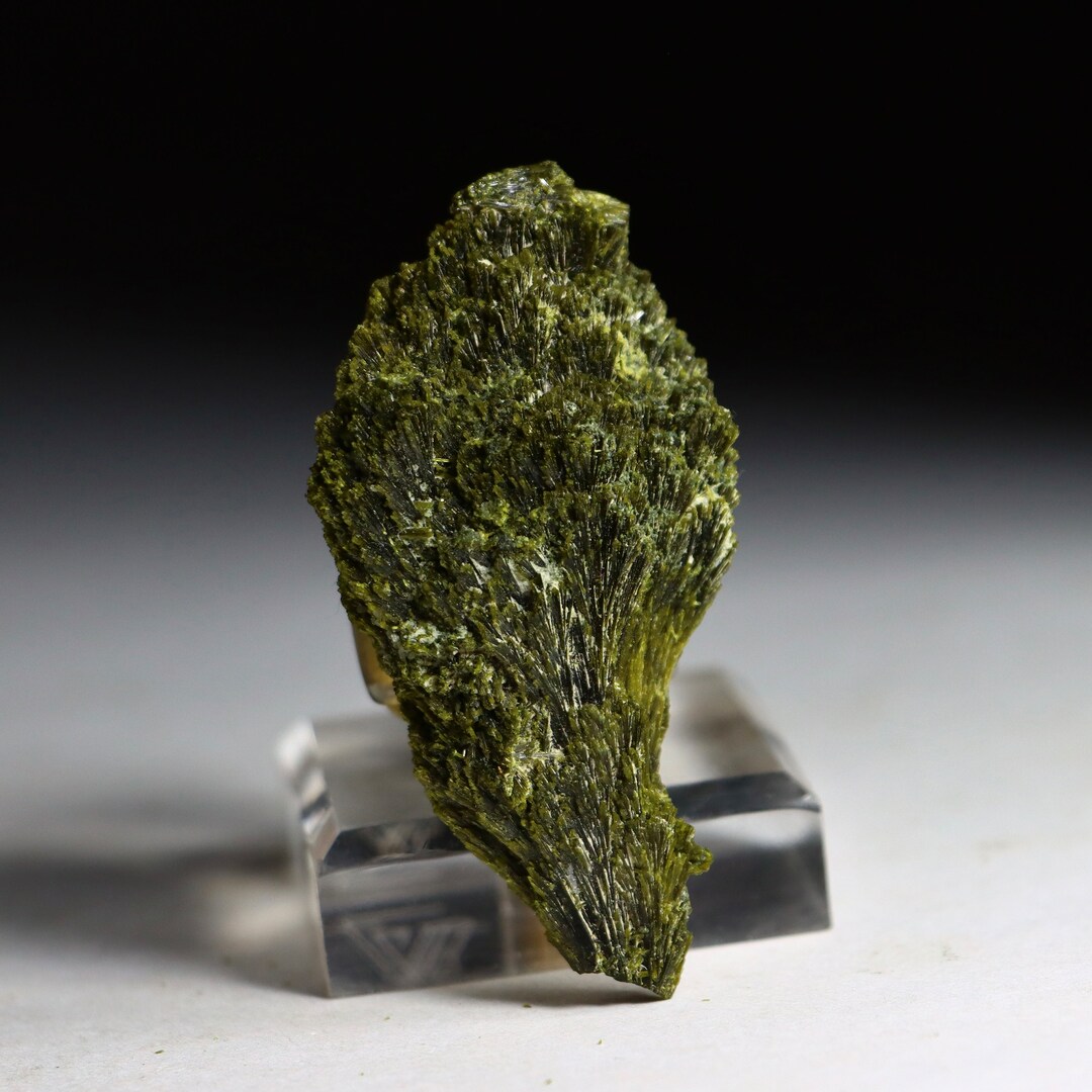 Natural Epidote Fan | Rare Mineral Specimen Rare Crystal Collection ...