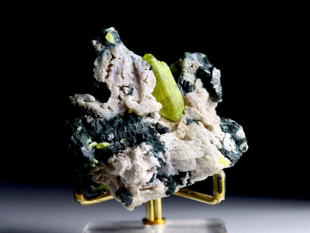 Chrysoberyl in Diopside Matrix |rare Mineral Rare Crystal Sixling Twins ...